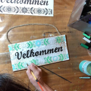 How to Make a DIY Wood Sign Without Vinyl, Stencils, or Hand Lettering ...
